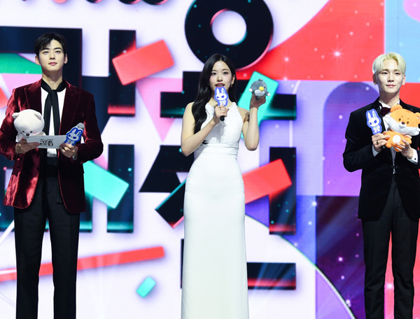 가요대전 2부를 알리는 3MC : 현장포토 : SBS