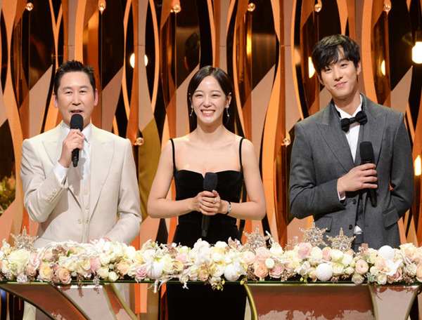 2022 SBS 연기대상 2부 3MC! 신동엽-안효섭-김세정 : 현장포토 : SBS