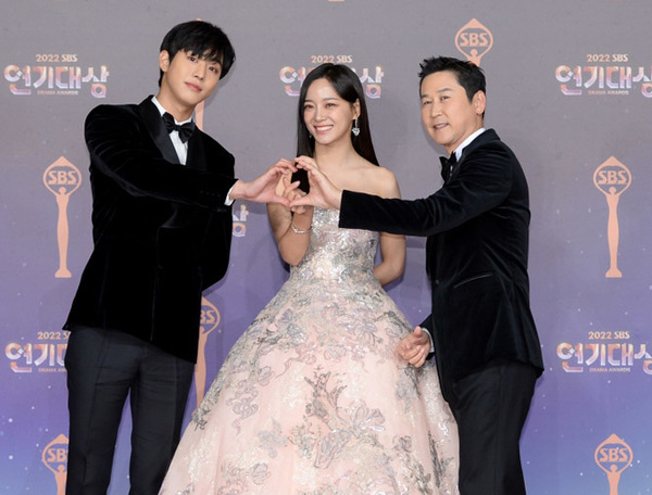 [레드카펫] 신동엽X김세정X안효섭, 연기대상 3MC의 합동 하트 : 현장포토 : SBS