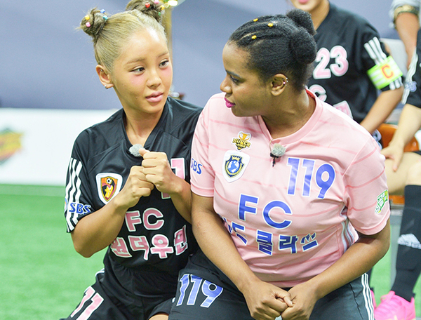 리그 자존심을 건 승부! ‘FC월드클라쓰 VS FC원더우먼’ 경기 현장 (1) : 현장포토 : SBS