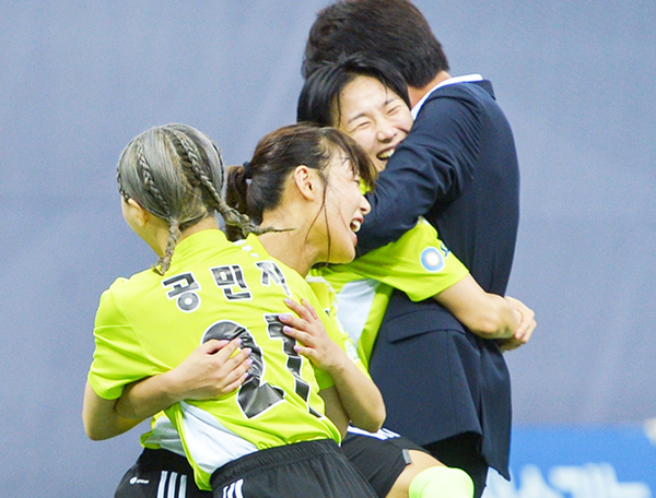 챔피언 출신들의 자존심이 걸린 승부 현장! ‘FC국대패밀리 VS FC탑걸’ (3) : 현장포토 : SBS